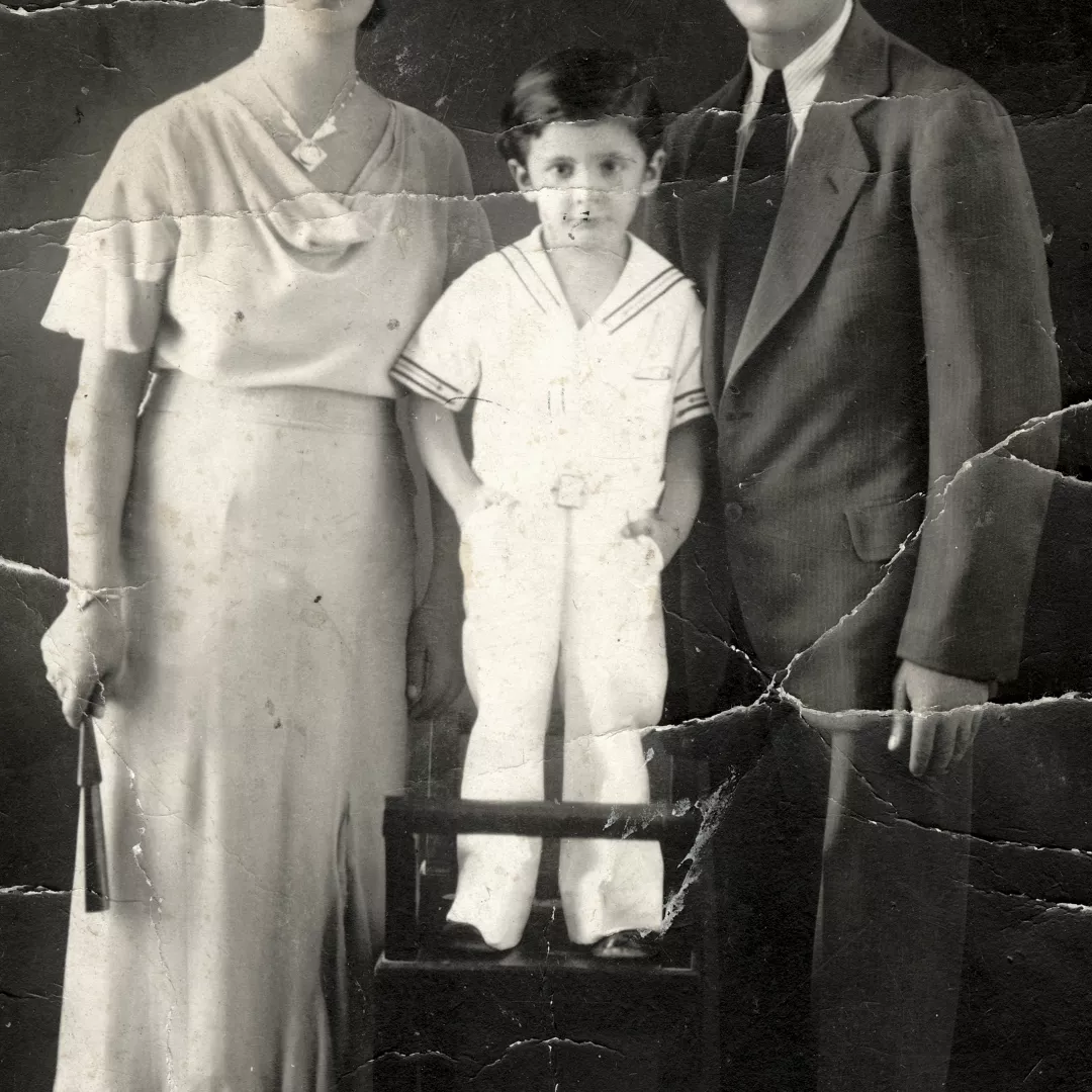 Liezer Ilel, his wife Ester Ilel and their son | Centropa