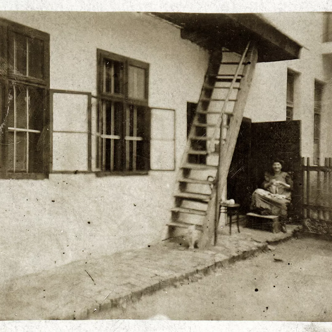 In the courtyard of Gabor Paneth's father's family house in Papa | Centropa