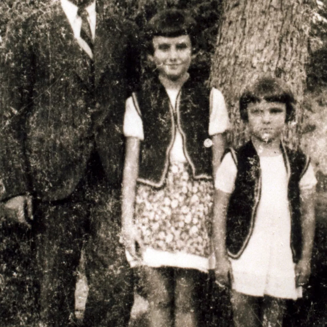 Gavriel Levi with his daughters Simha and Viktoria | Centropa