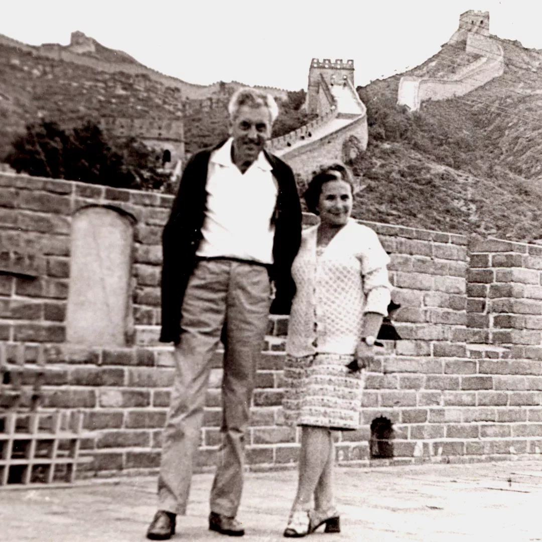 Gavril Marcuson and Cornelia Paunescu at the Chinese Wall | Centropa