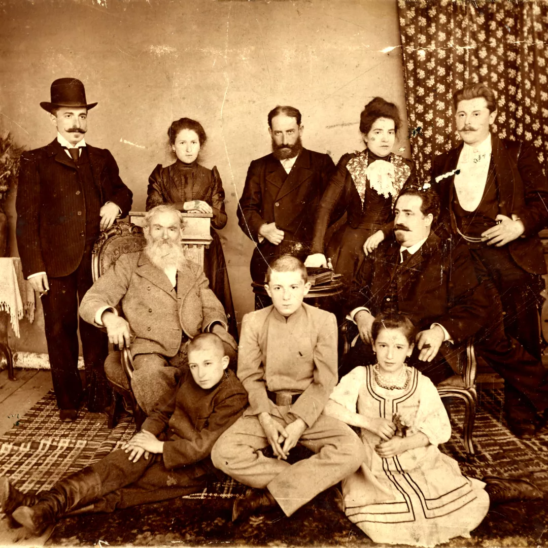 Yuli Baicher and his family | Centropa