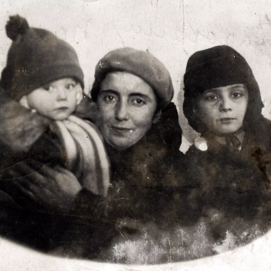 Mark Golub with his mother, Sophia Golub, and brother, Lev Golub | Centropa