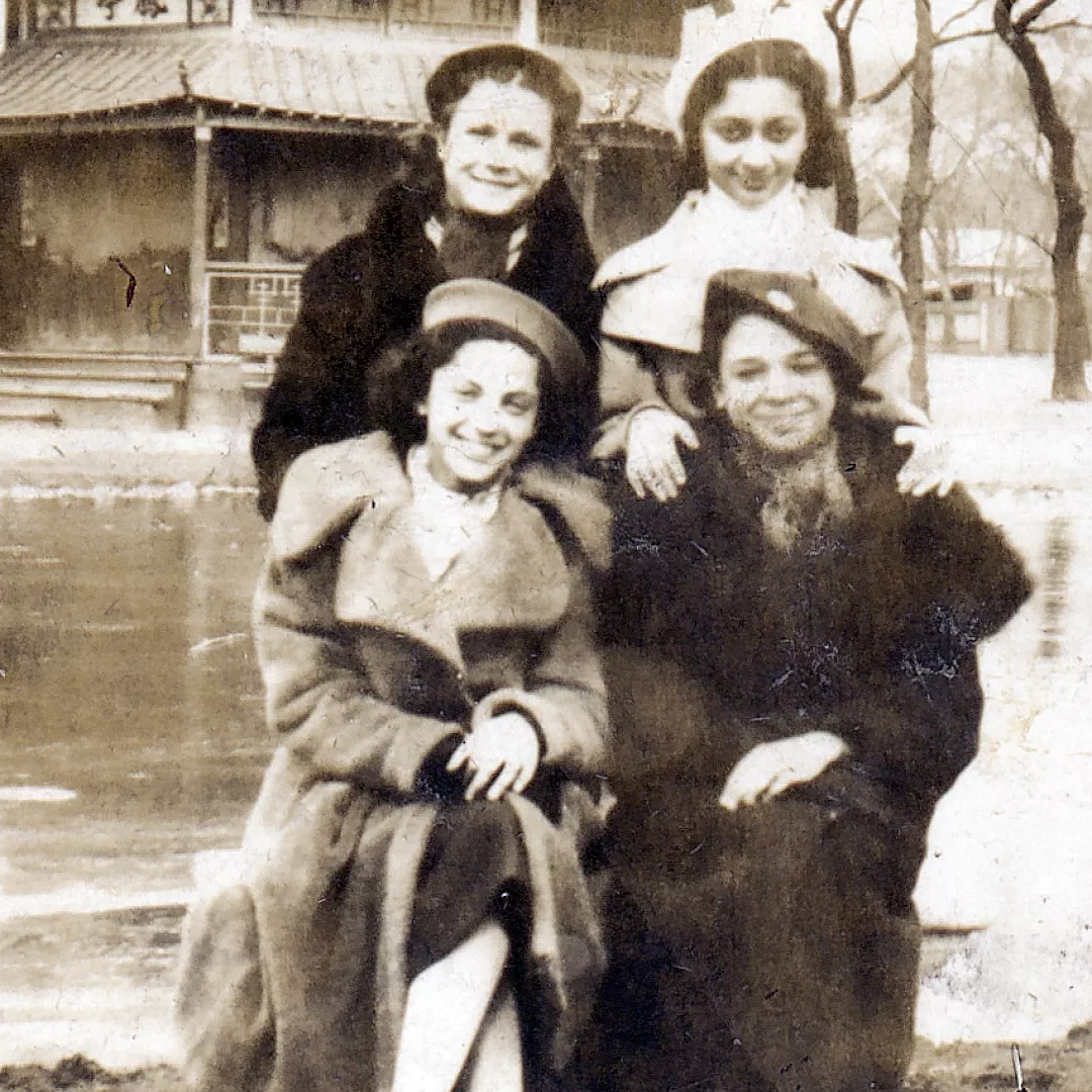 Sarah Liberman and classmates in Harbin | Centropa