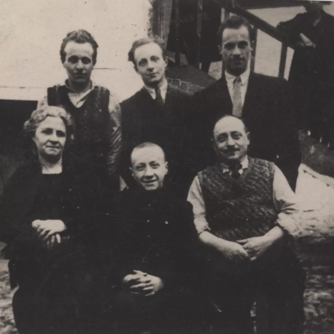 The Saltiel family in front of their house | Centropa
