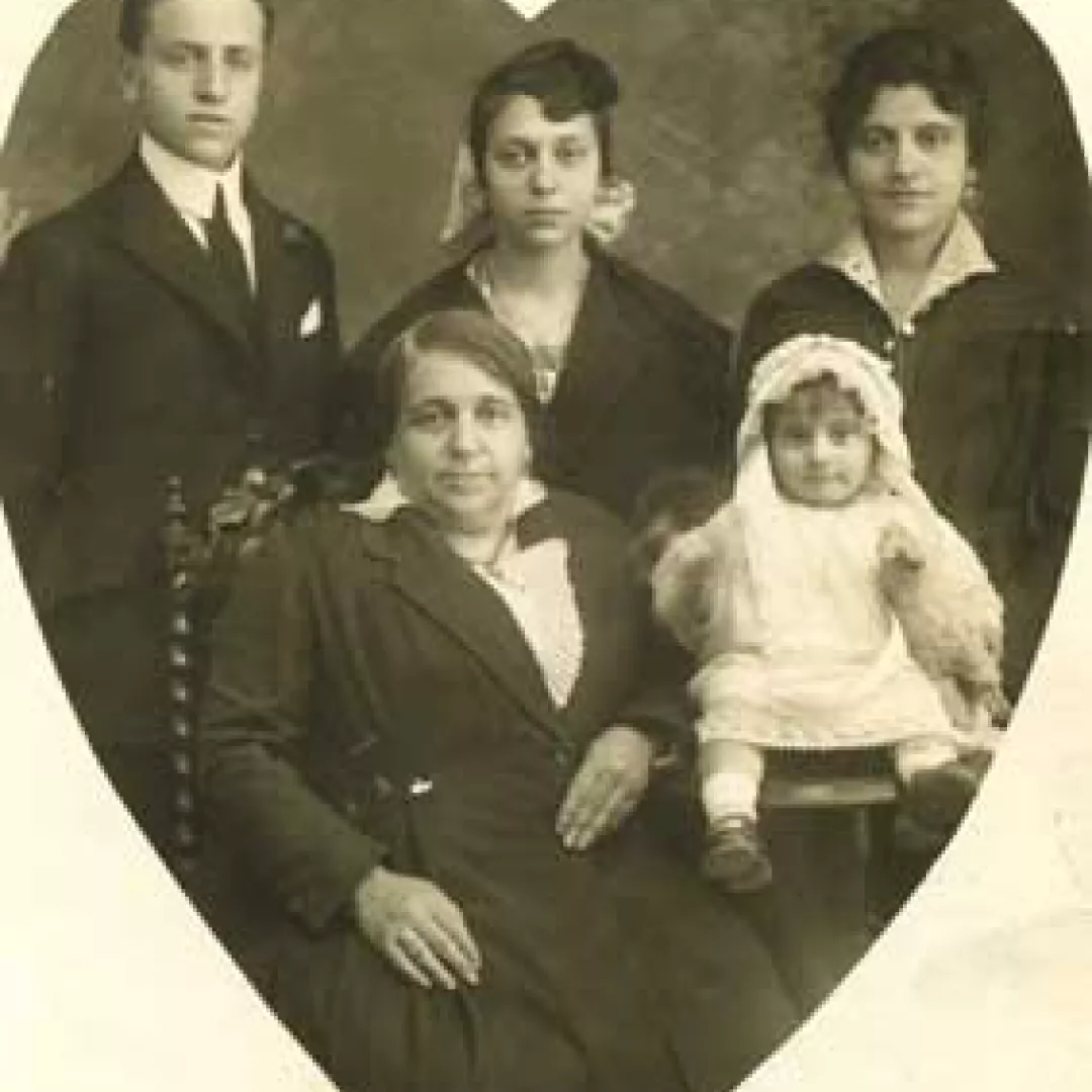 Bienvenida Moshe with her children | Centropa