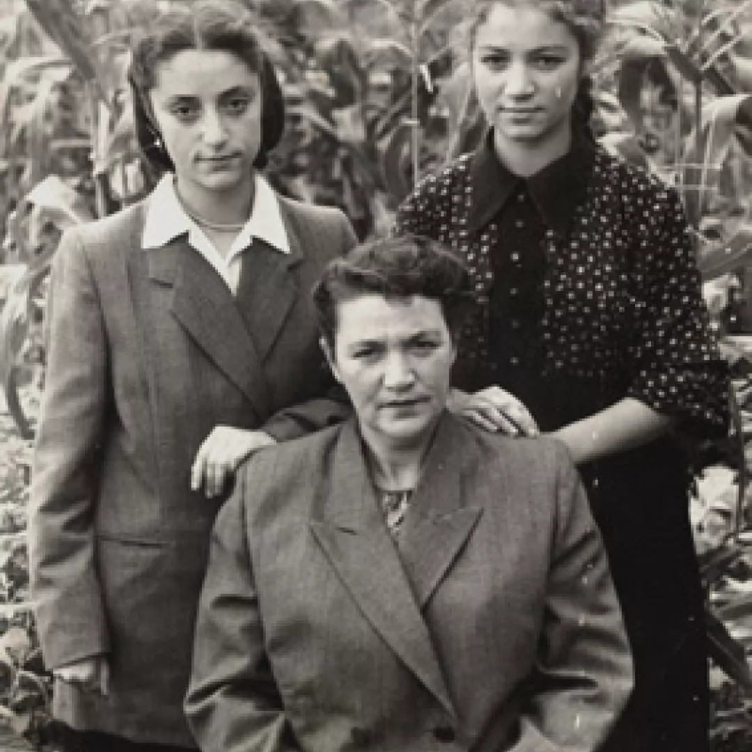 Maya Zouber with her sister Emma and mother Bronya | Centropa