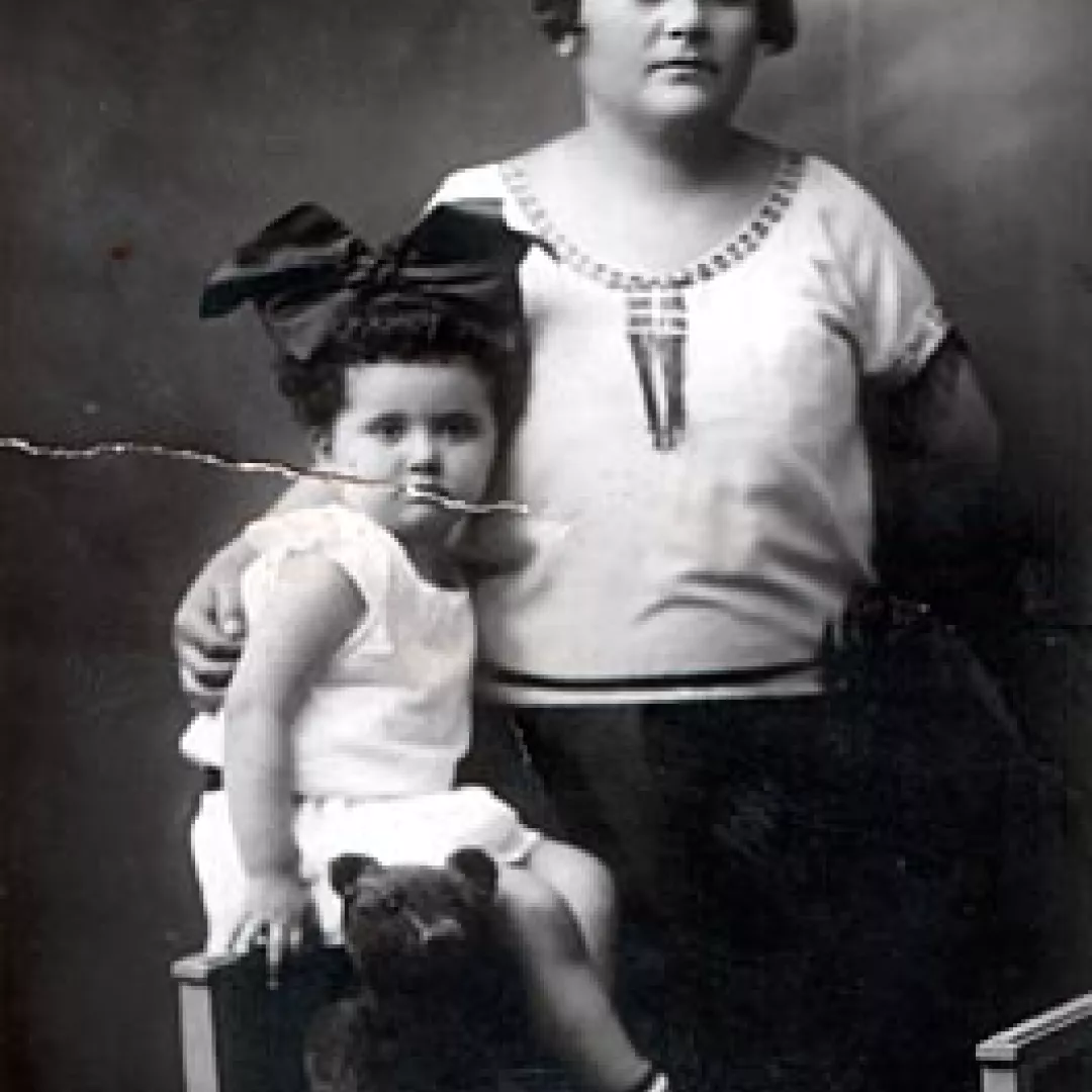 Bella Chanina with her mother Sarah Fichgendler | Centropa