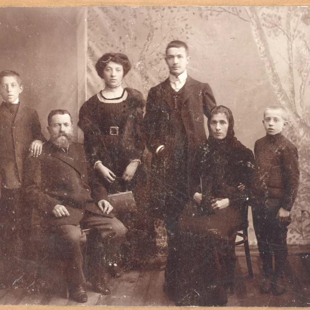 Gendel family portrait | Centropa