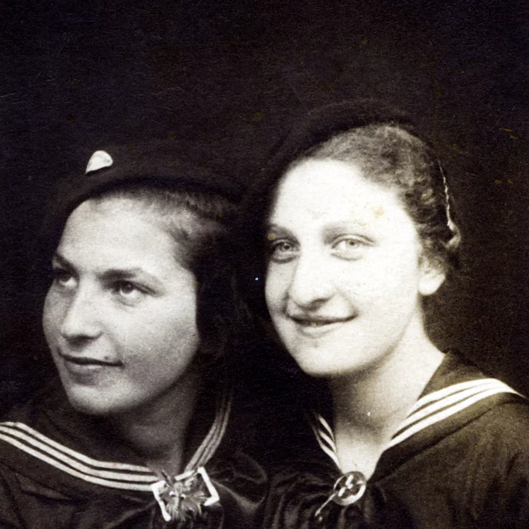 Irena Wygodzka with her friend Mala Lobel in gymnasium uniform | Centropa