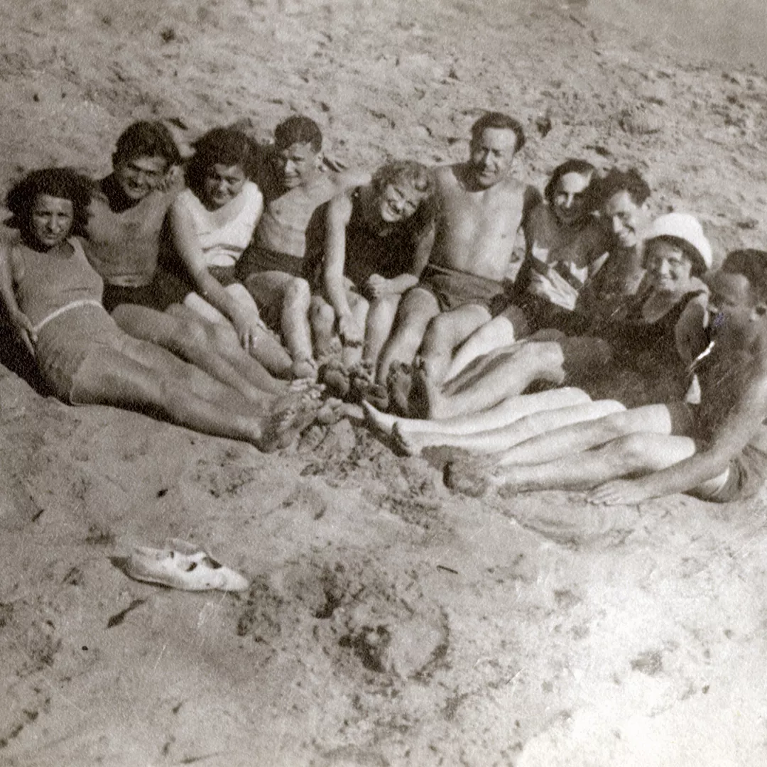 Fela Baum and friends on the beach | Centropa