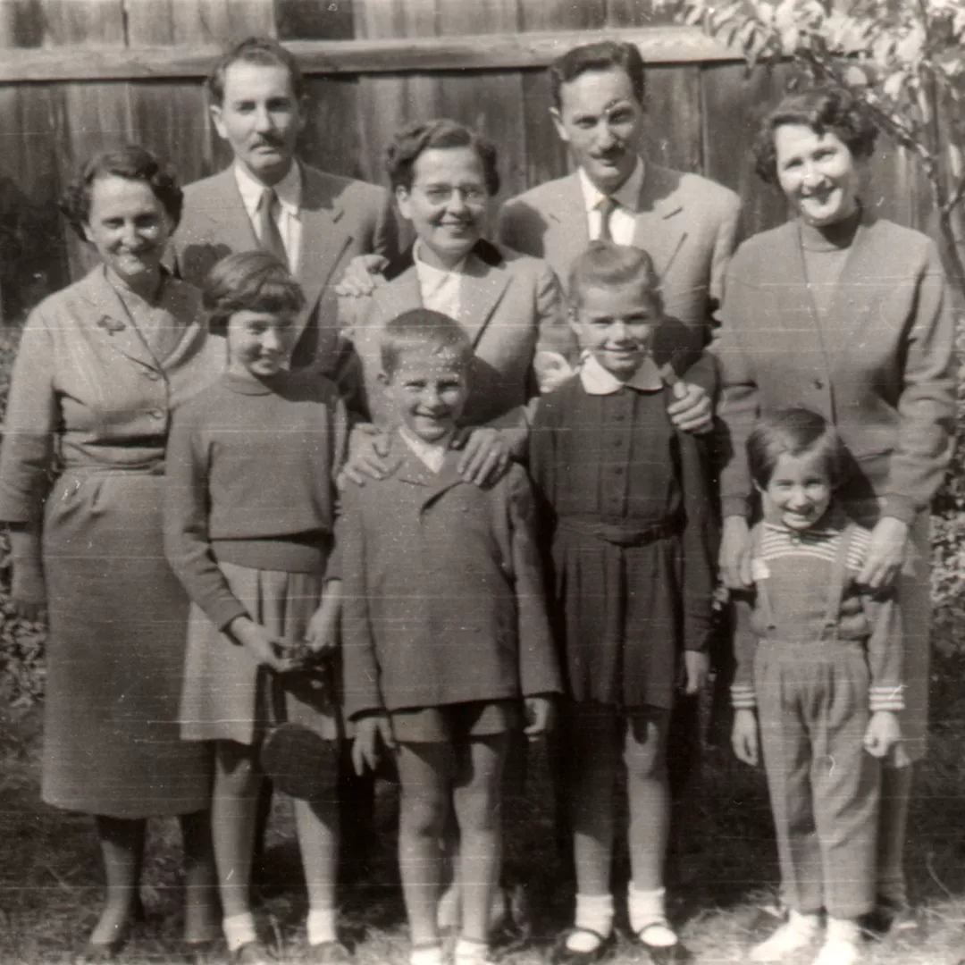 The Struhl siblings with their families | Centropa