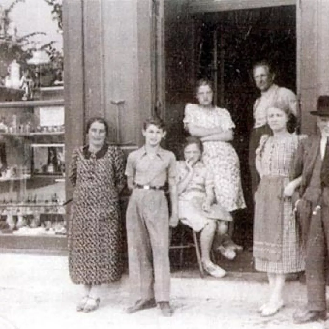 Klara Korber and David Hutman in front of the family store | Centropa