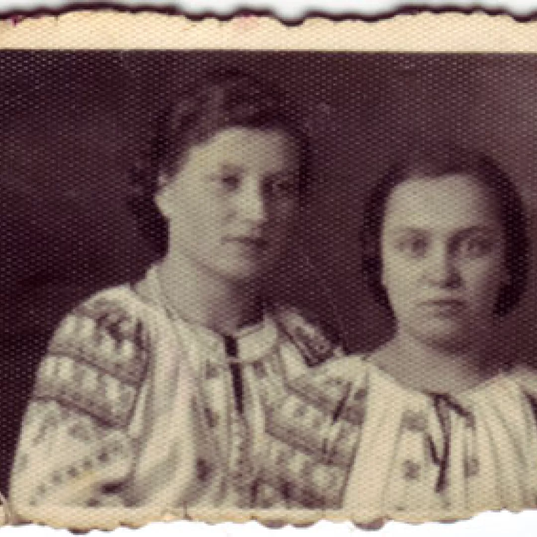 Sura Milstein with a classmate Laura Segal | Centropa