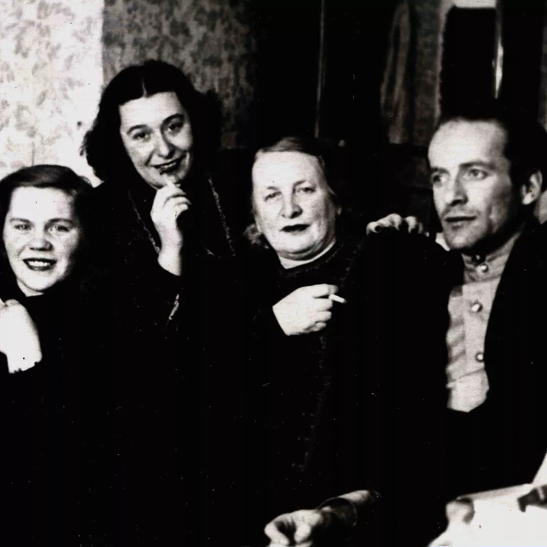 Solomon Epstein, his mother and friends | Centropa