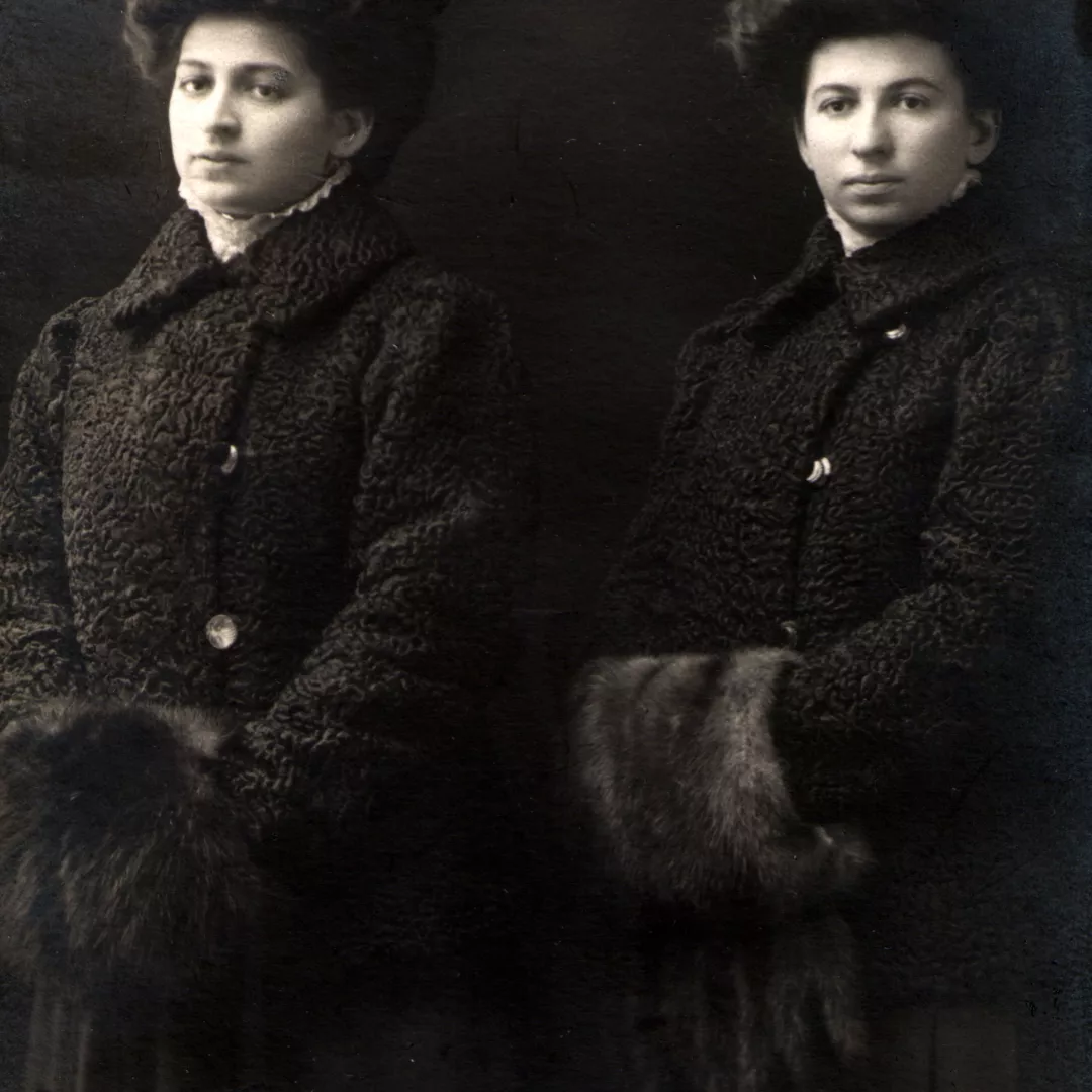 Rosalia Goldenberg and her sister Maria Epstein | Centropa