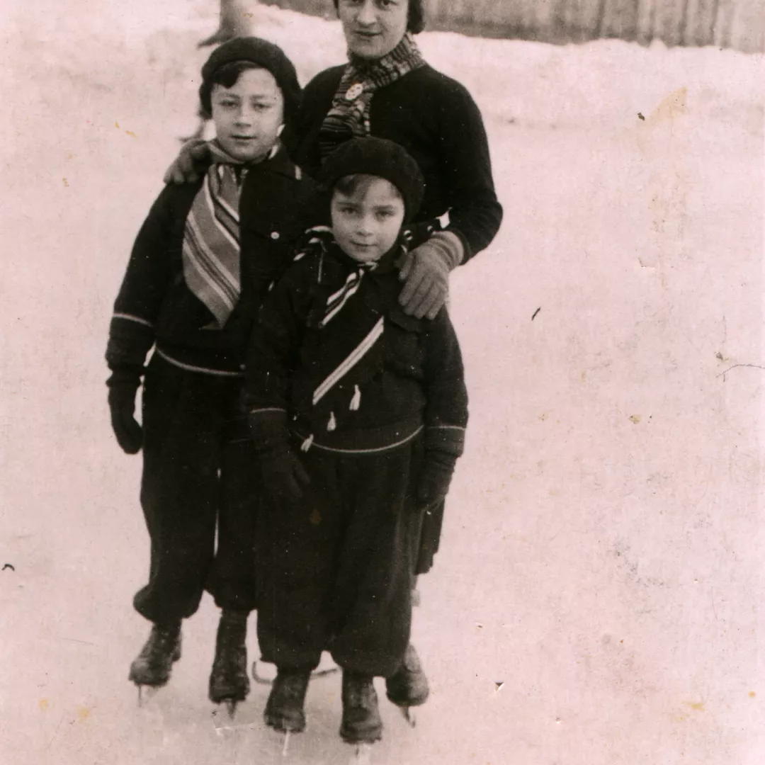 Otto Simko with his mother and brother | Centropa
