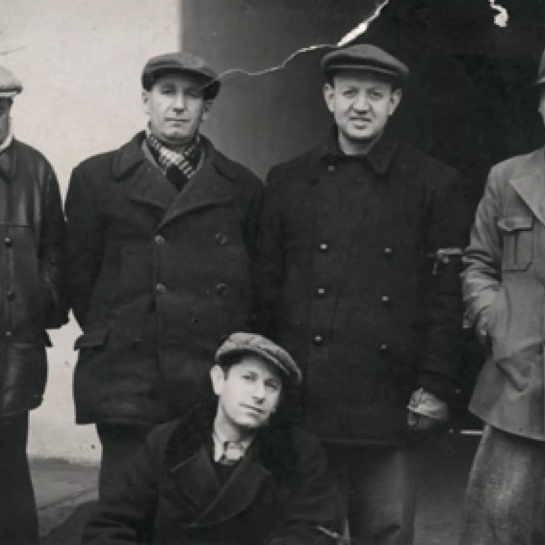 Julius Engel with friends from Hnuste | Centropa