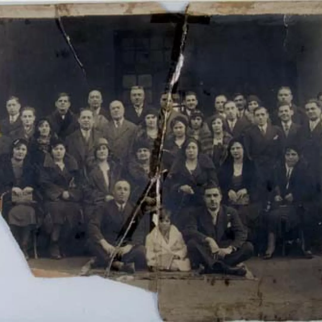 In the garden of the Ikinci Karma School at the entrance gate | Centropa