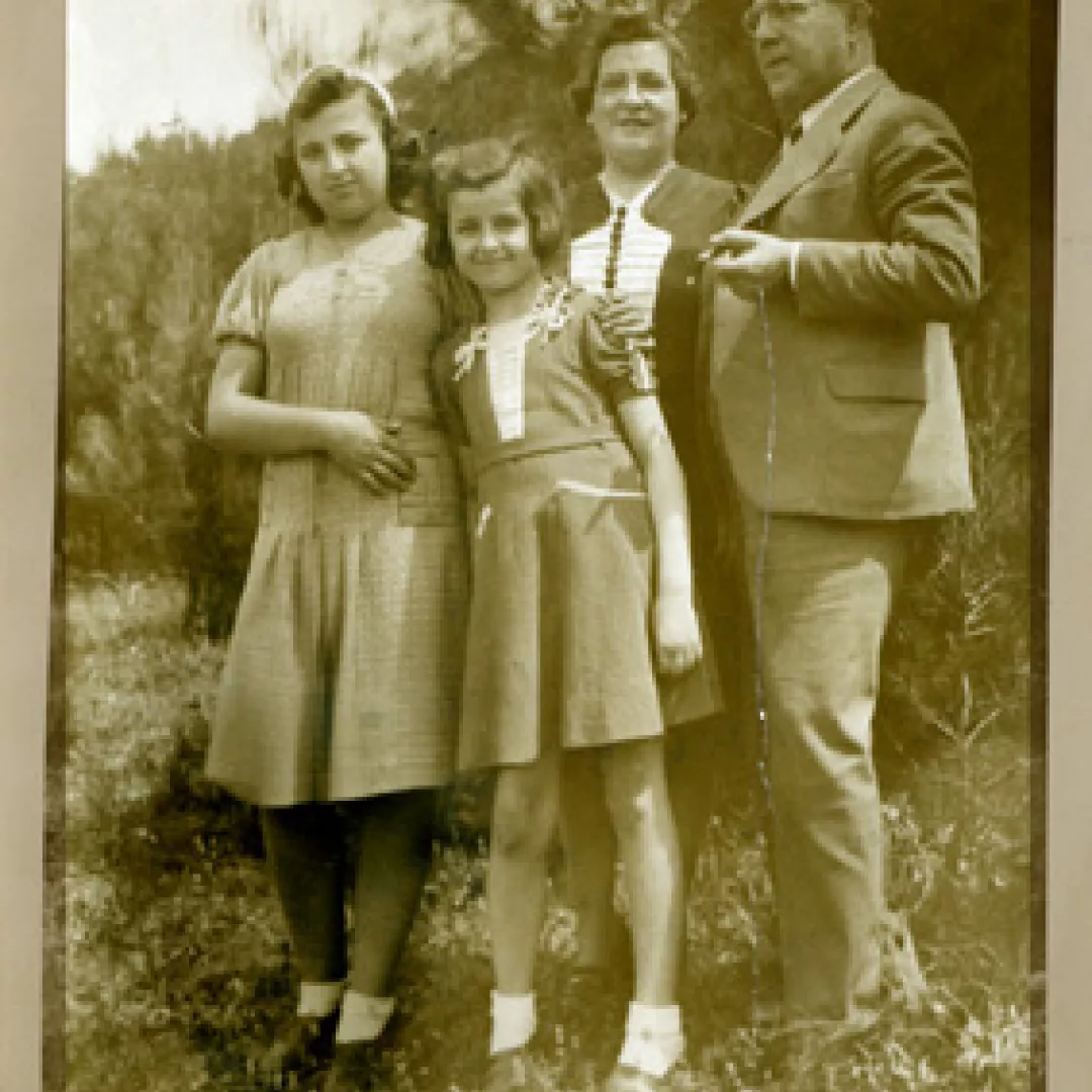 David Tasman, his wife and their nieces | Centropa