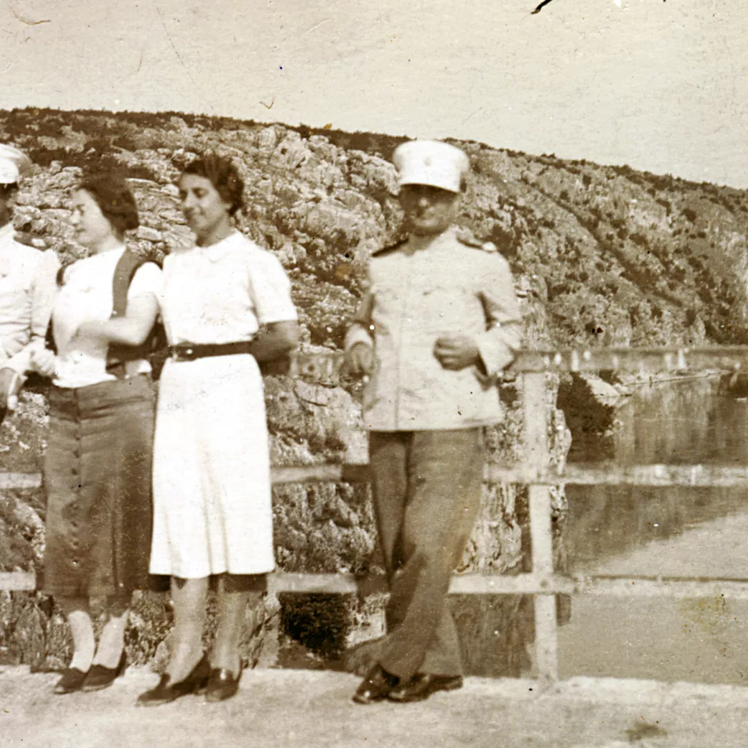 Josef Baruhovic's parents Haim and Simha Baruhovic with army friends near Zagreb | Centropa